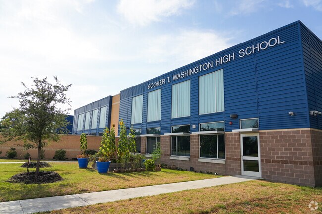 Booker T Washington Sr High, Rankings & Reviews - Homes.com
