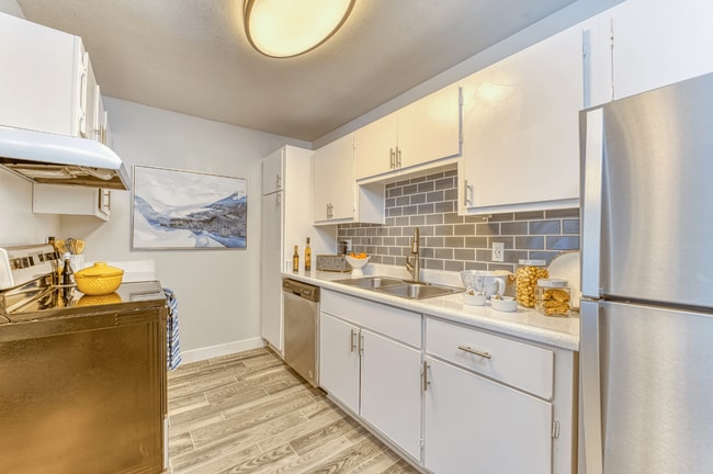 Las Brisas Apartment Homes - 2525 N Los Altos Ave, Tucson, AZ | Homes.com