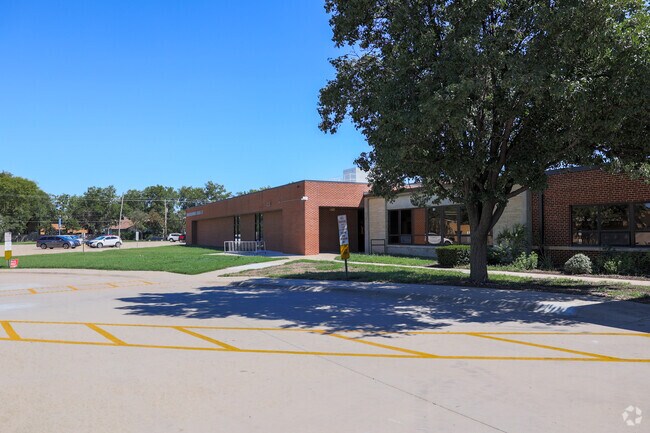 Benton Elementary School, Rankings & Reviews - Homes.com