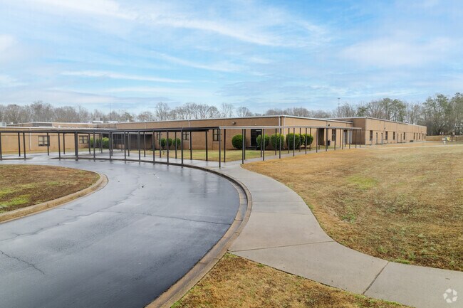 Woodruff Primary School, Rankings & Reviews - Homes.com