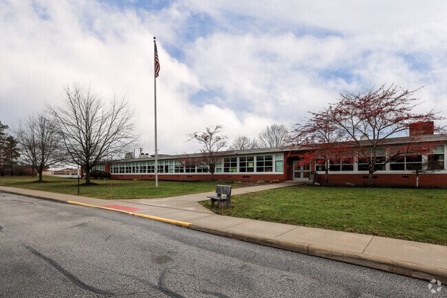 Grace L Roxbury Elementary School, Rankings & Reviews - Homes.com