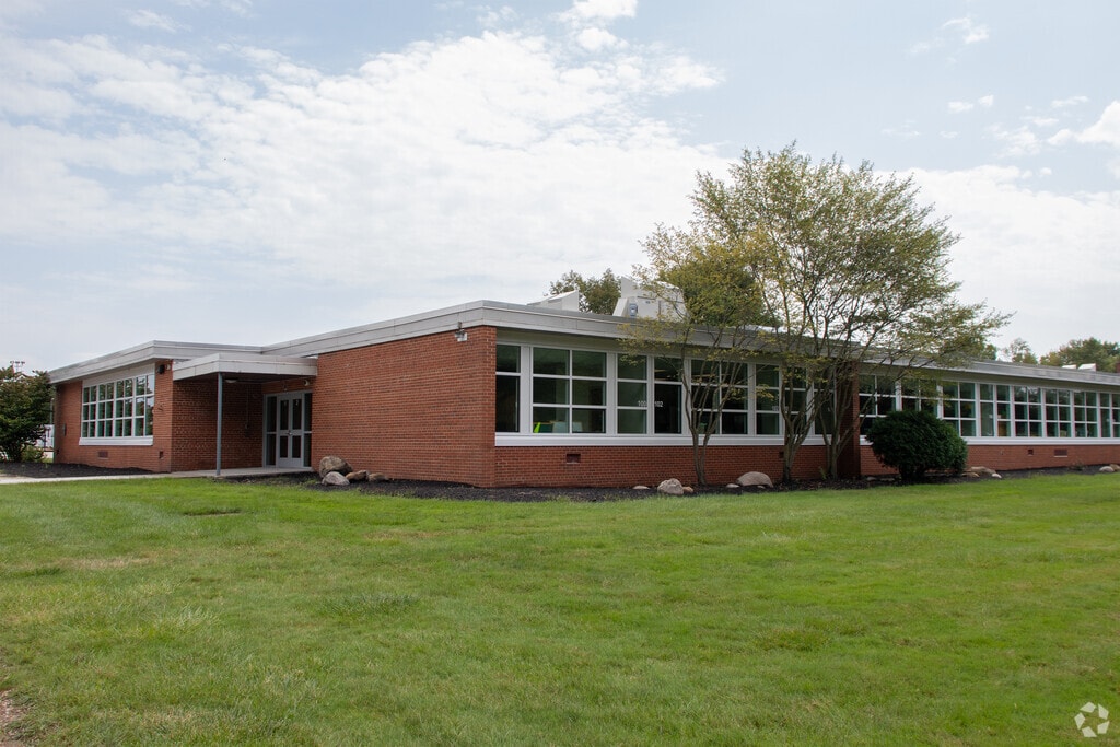 Grace L Roxbury Elementary School, Rankings & Reviews - Homes.com