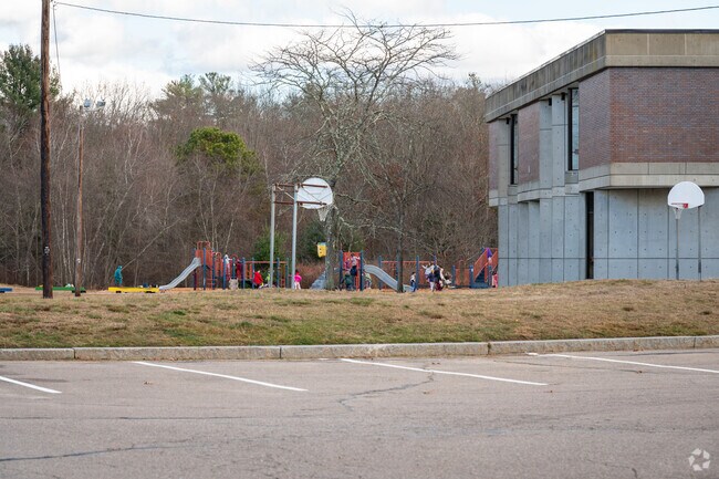 Hill-Roberts Elementary School, Rankings & Reviews - Homes.com