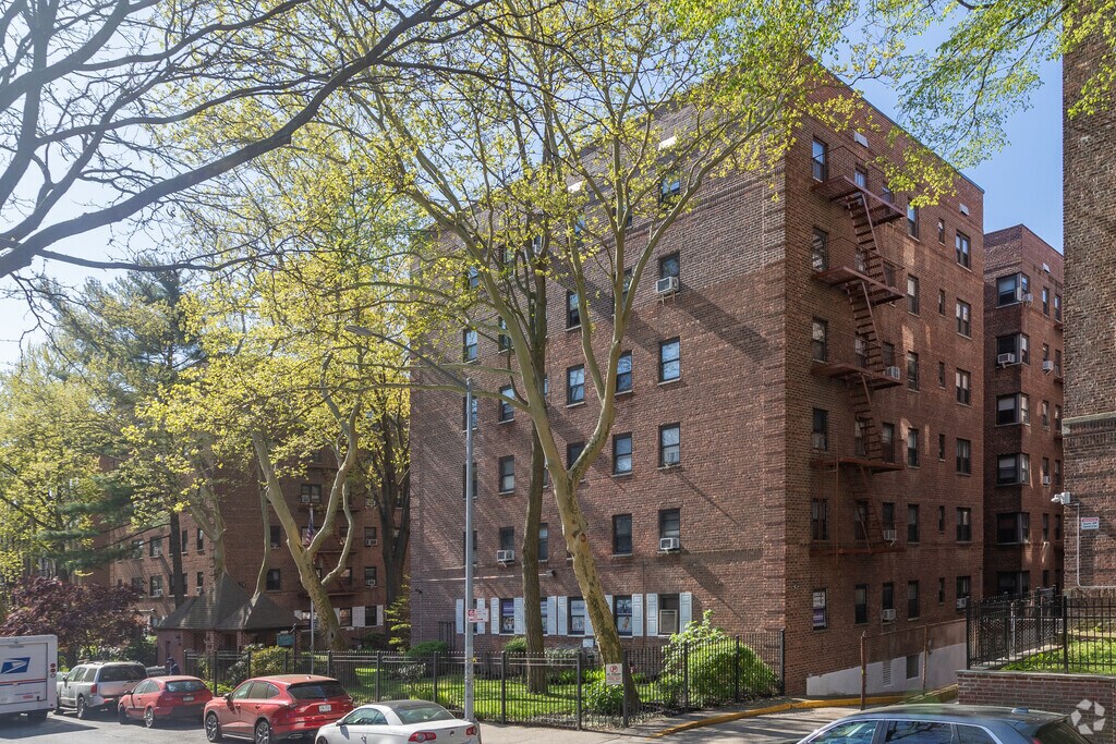 About 11866 Metropolitan Ave, Kew Gardens NY | HOAs, Reviews, Amenities - Homes.com