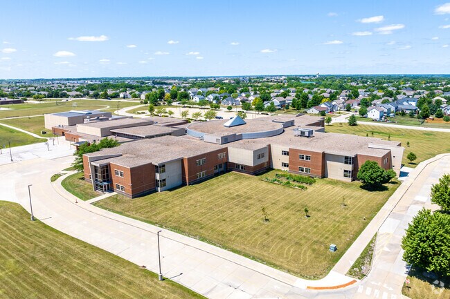 Summit Middle School, Rankings & Reviews - Homes.com